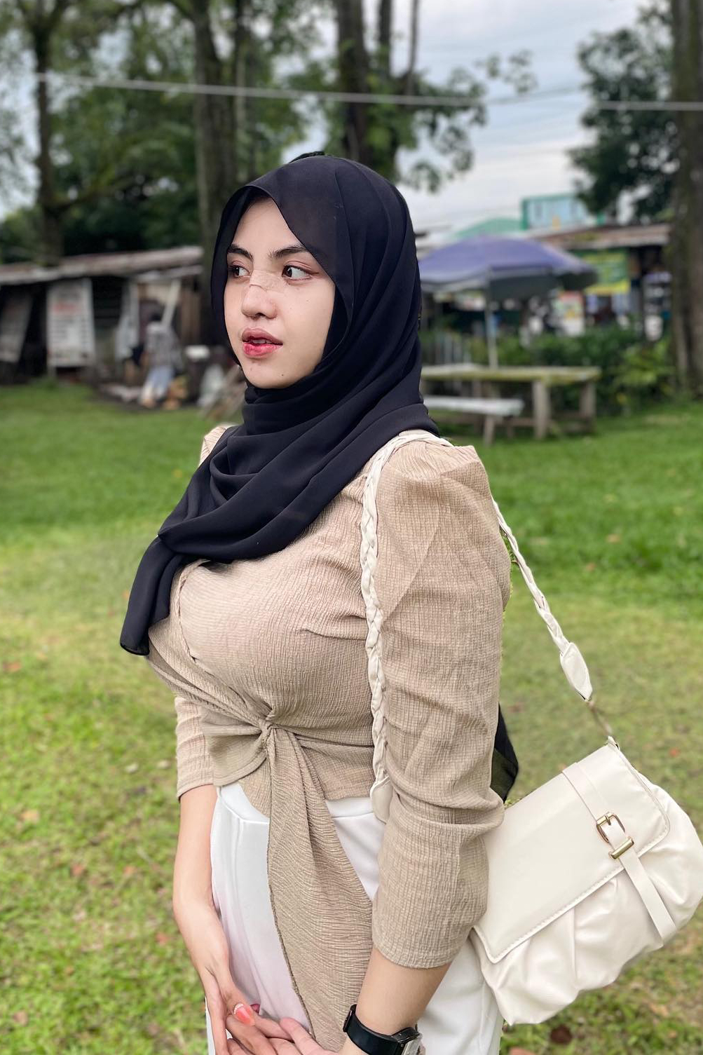 Nadya Novita Sari - Selebgram Hijab yang Maskulin tapi Seksi - Dzargon