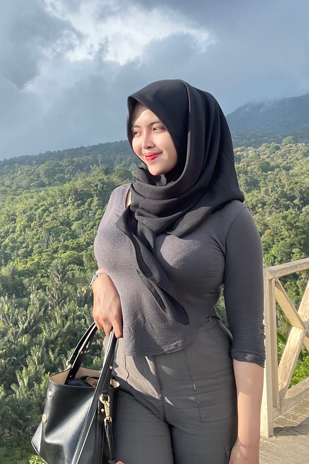 Nadya Novita Sari - Selebgram Hijab yang Maskulin tapi Seksi - Dzargon