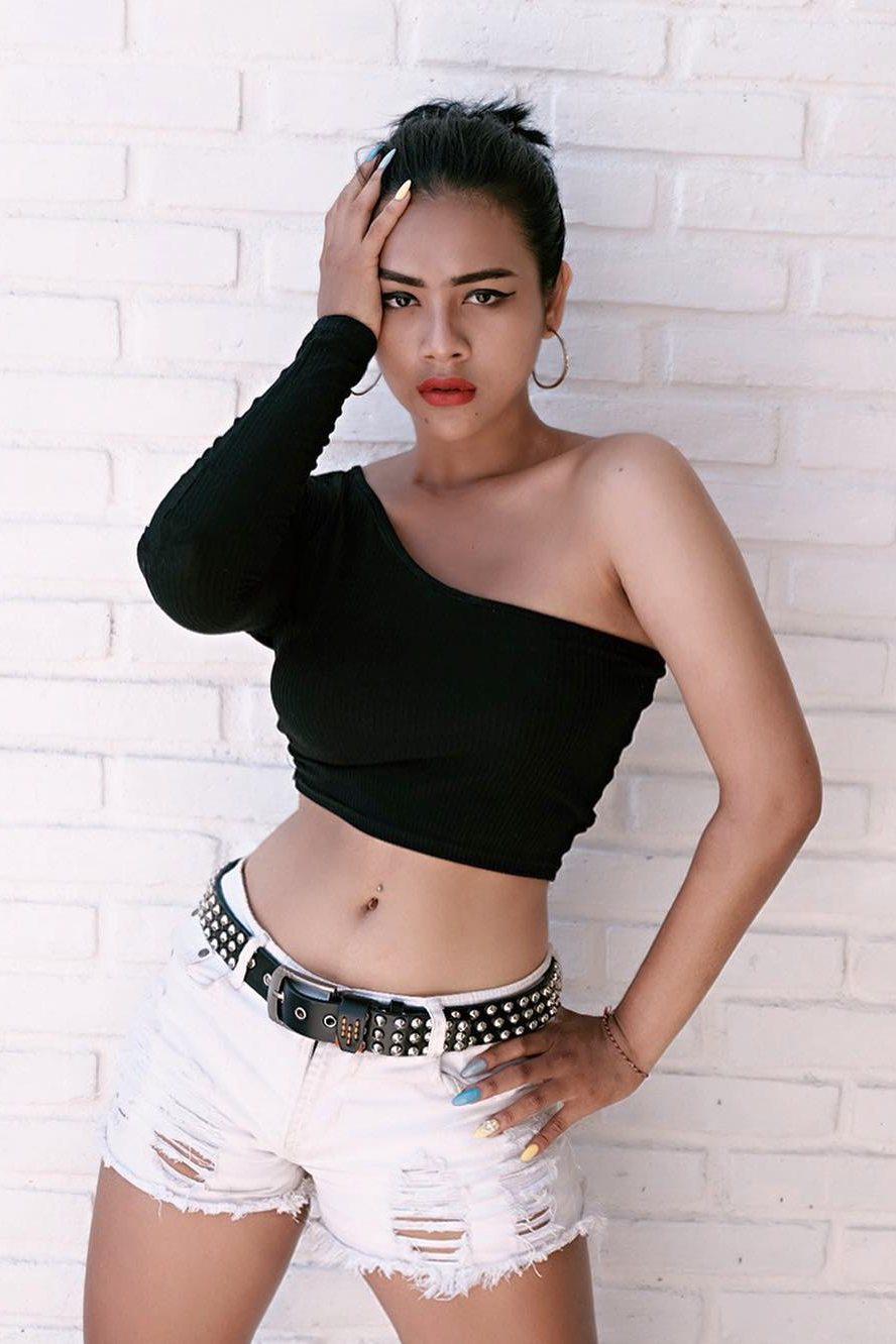 Amelia Manika - DJ Seksi yang Cantiknya Mempesona - Dzargon