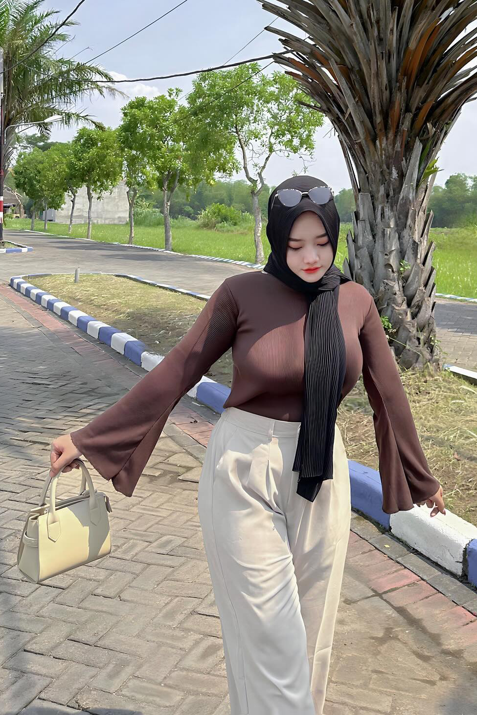 Indah Masula Nur Anisa S.Kom - Selebgram Hijab Cantik yang Suka Tampil Menggoda - Dzargon