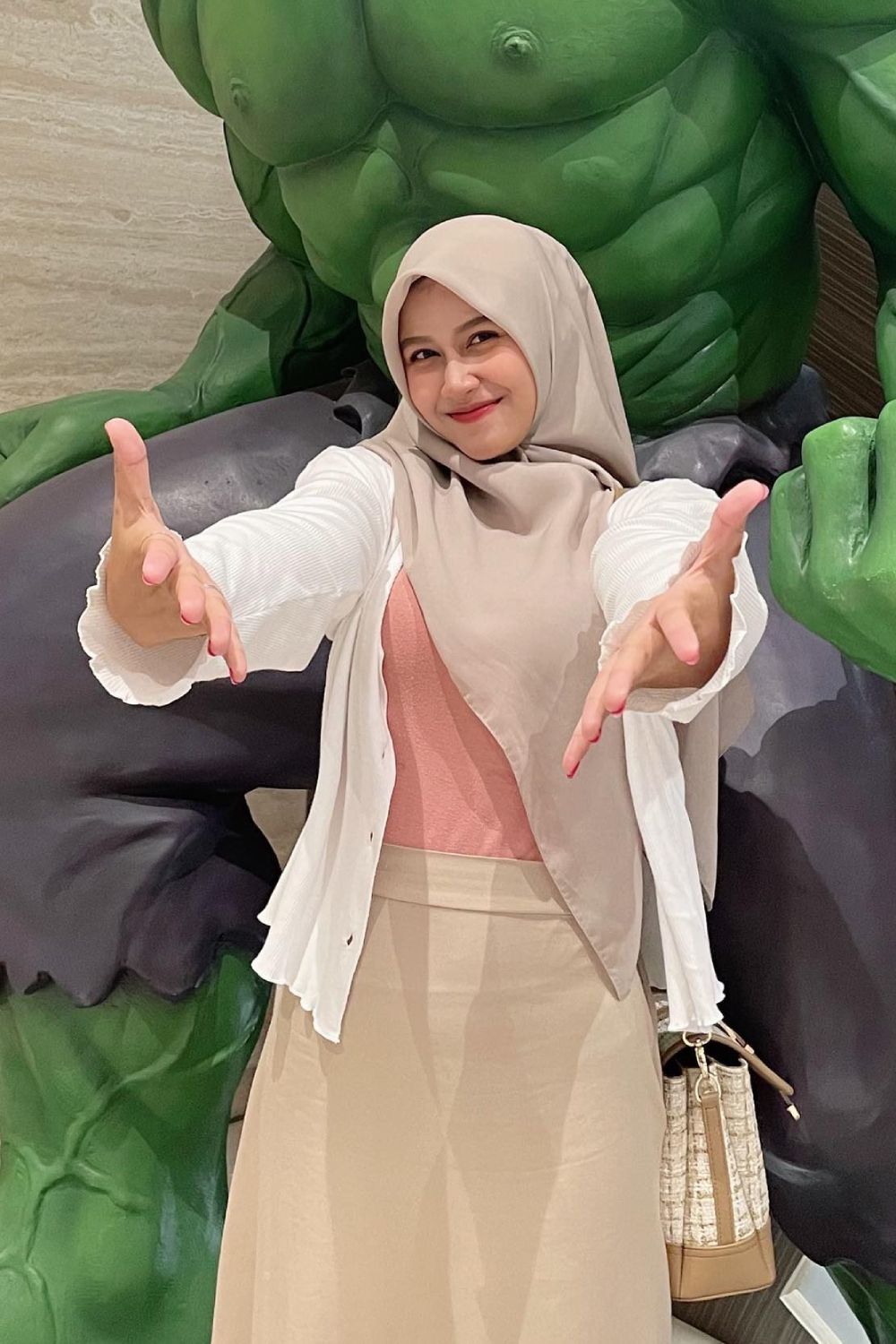 Maharra Ozra - Selebgram Hijab dan Model Karang yang Super Cantik dan Manis - Dzargon