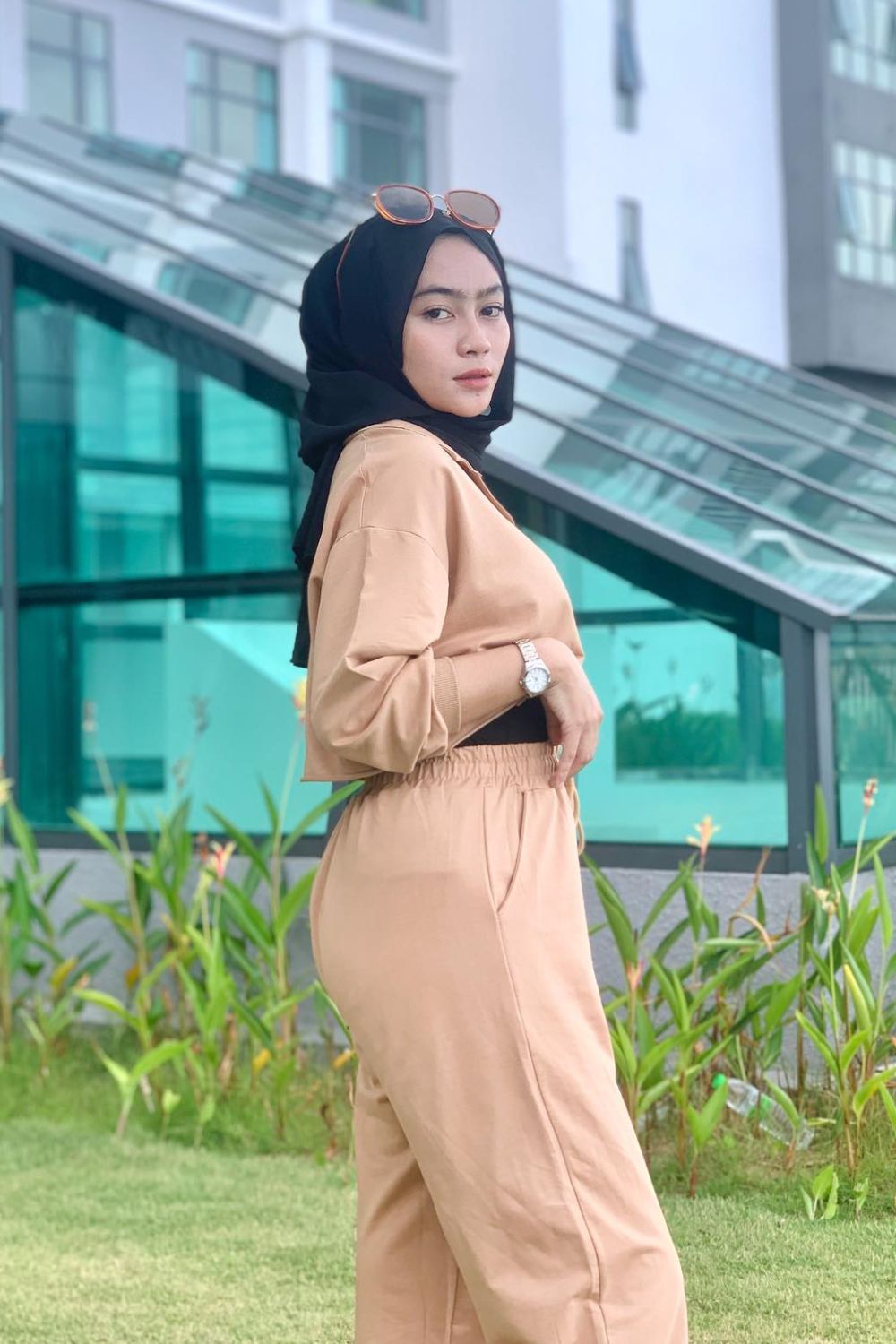 Eyny Mawar - Selebgram Hijab Cantik Malaysia yang Kadang Seksi - Dzargon