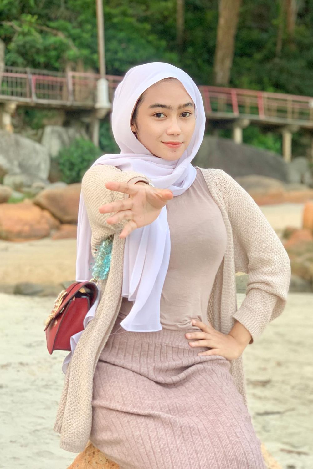 Eyny Mawar - Selebgram Hijab Cantik Malaysia yang Kadang Seksi - Dzargon
