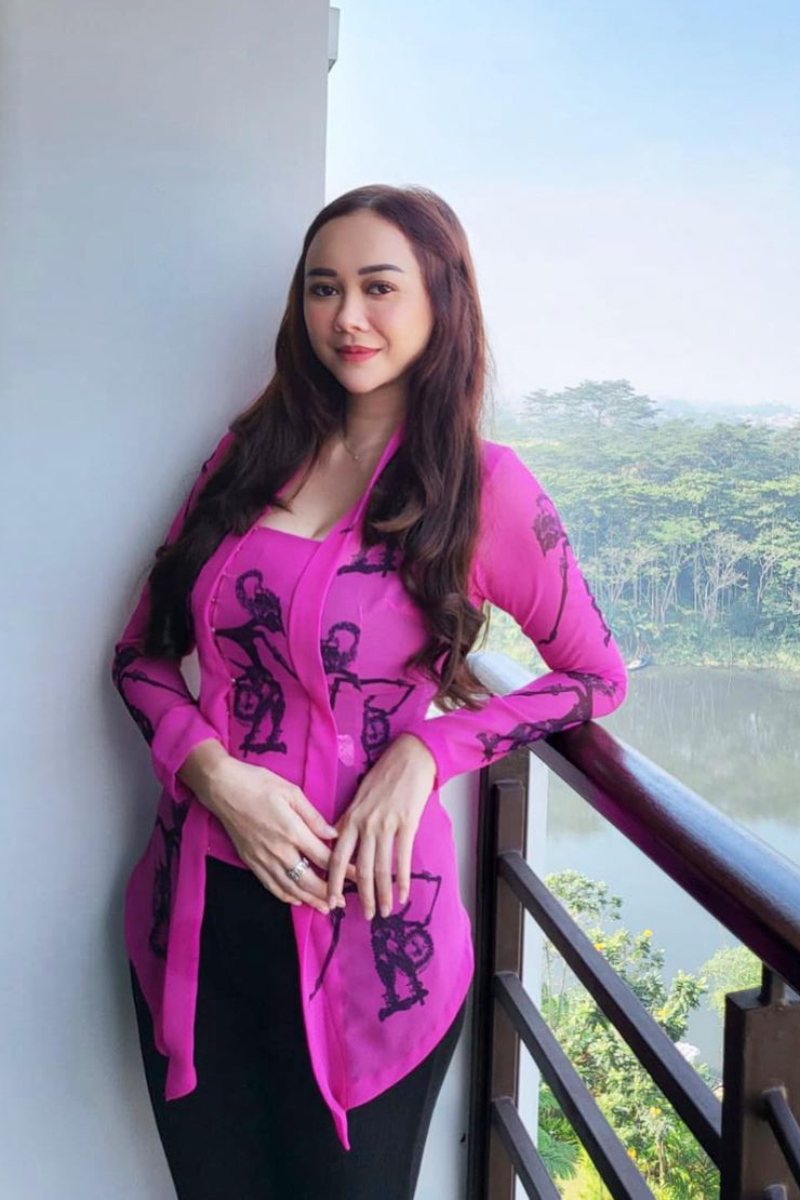 Kenakakan Kebaya Tradisional - Aura Kasih Tetap Seksi - Dzargon