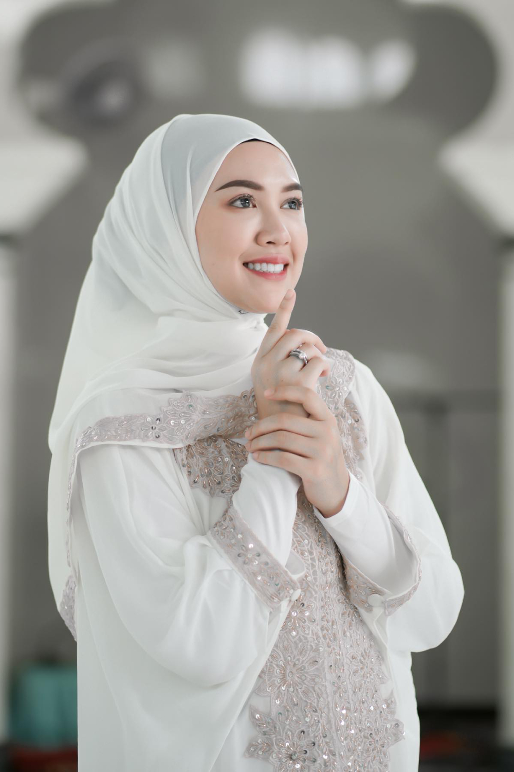 Happy Asmara Tampil Cantik dan MAnis dengan Hijab yang Religi - Dzargon