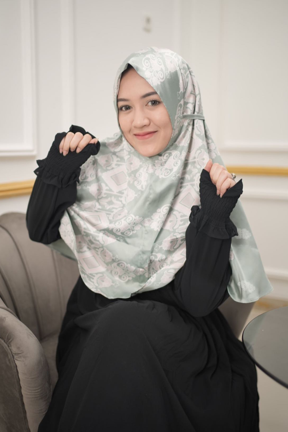 Happy Asmara Tampil Cantik dan MAnis dengan Hijab yang Religi - Dzargon