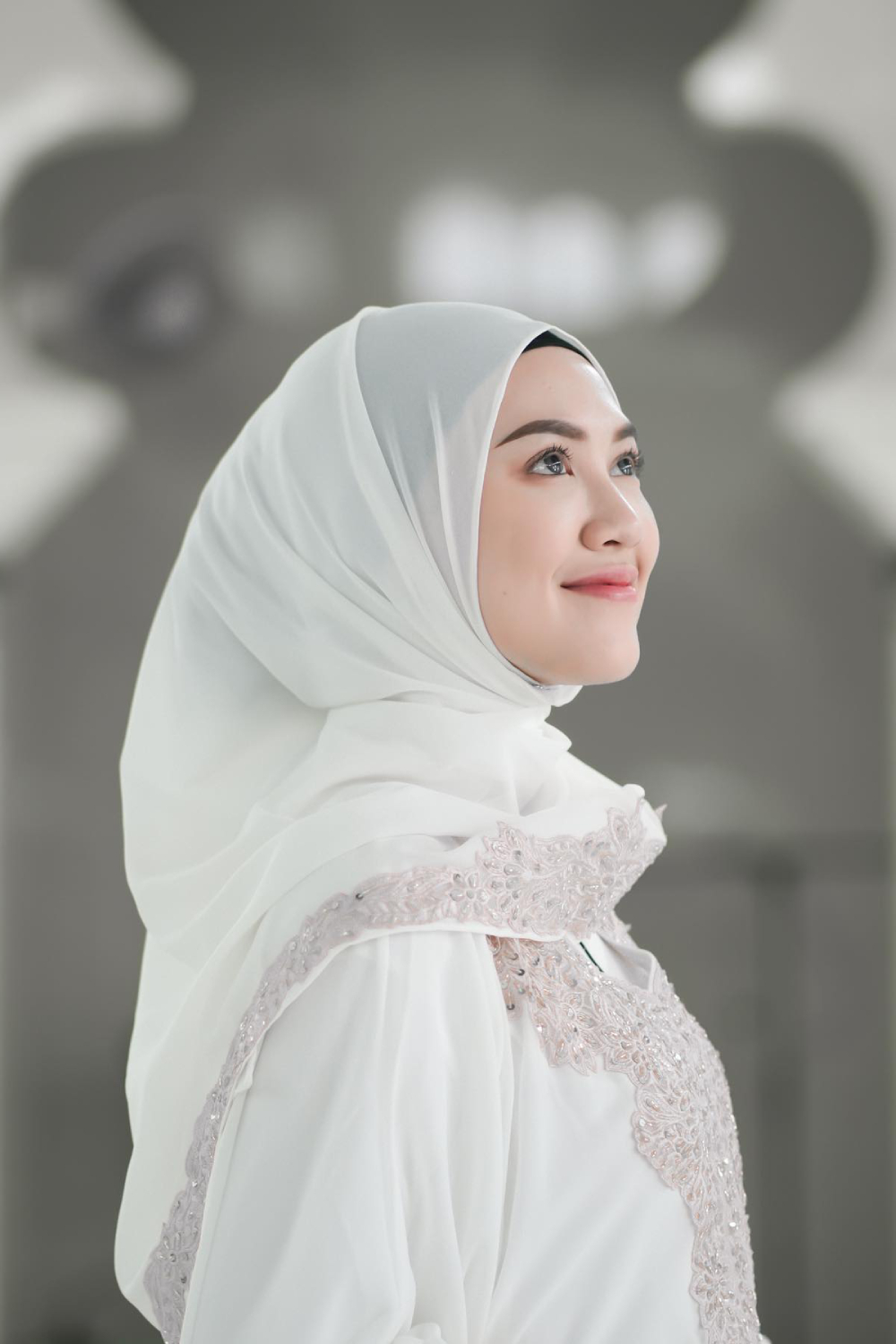 Happy Asmara Tampil Cantik dan MAnis dengan Hijab yang Religi - Dzargon