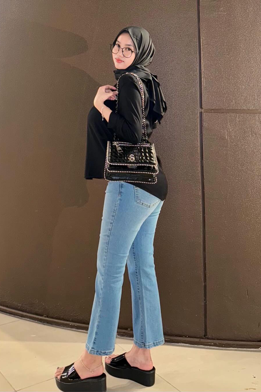 Elvara Lutfi Caliva Pamer Body Seksi Dalam Balutan Hijab - Dzargon