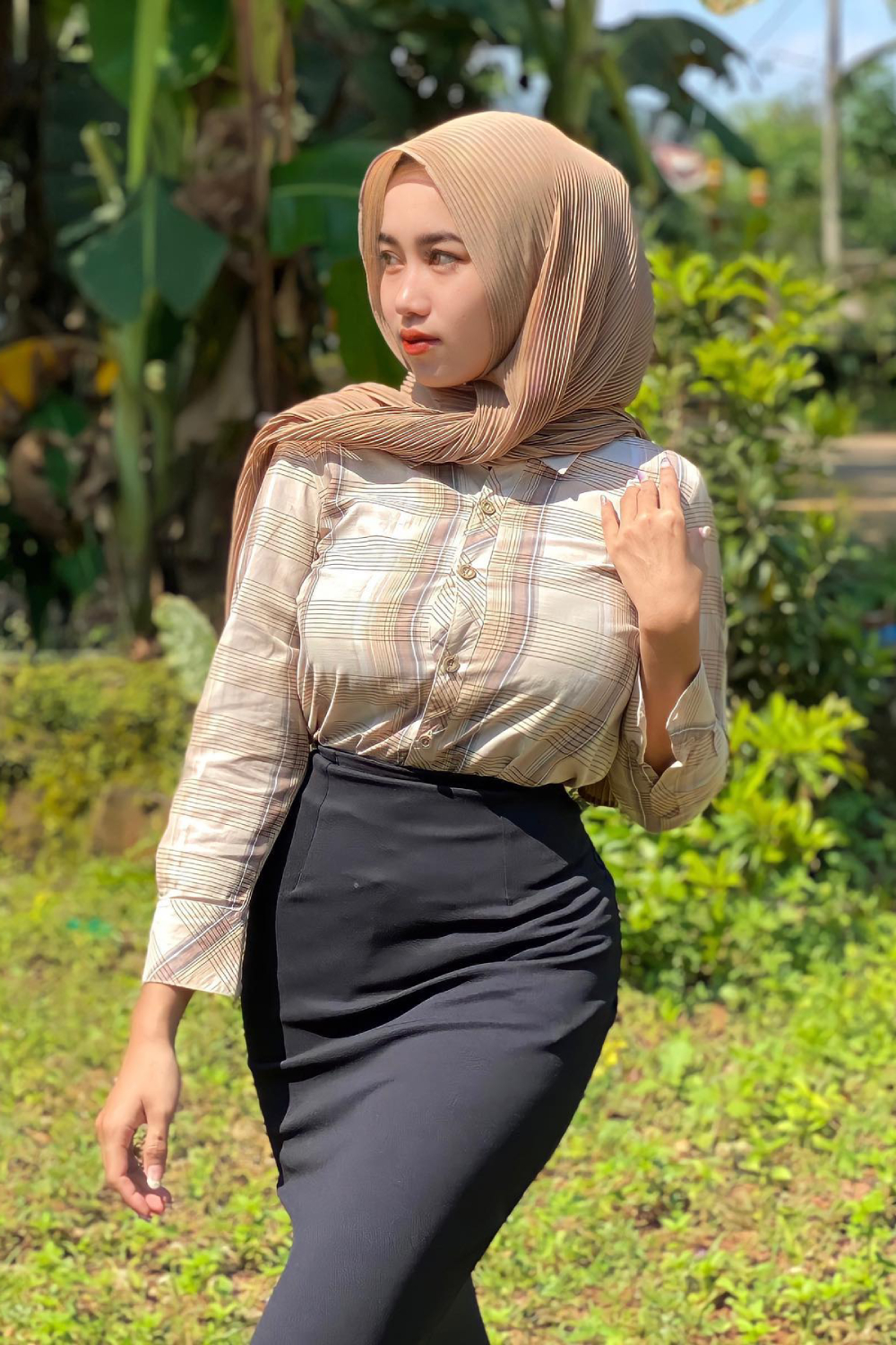Elvara Lutfi Caliva Pamer Body Seksi Dalam Balutan Hijab - Dzargon