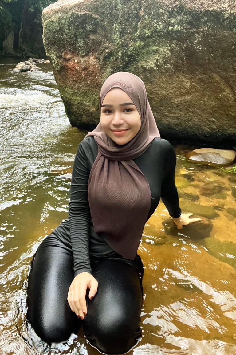 Mia Razak - Selebgram Hijab Melayu yang Senyum Manis - Dzargon