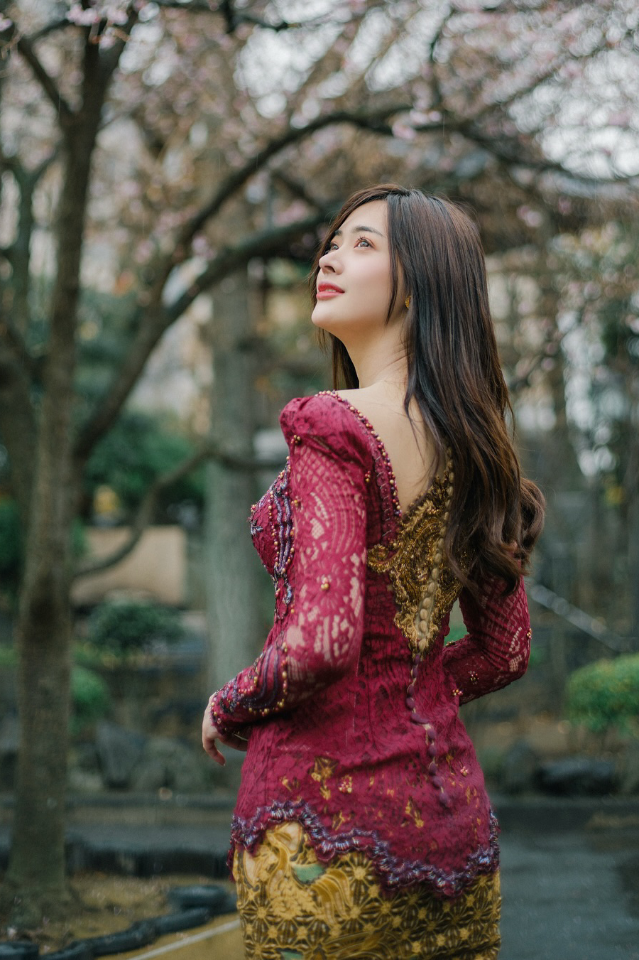 Foto Busana Kebaya Tradisional Seksi Dara Sarasvati - Dzargon