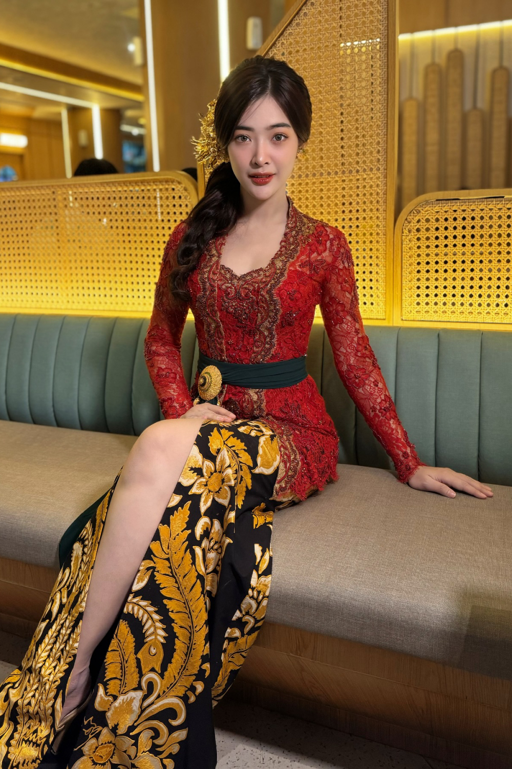 Foto Busana Kebaya Tradisional Seksi Dara Sarasvati - Dzargon