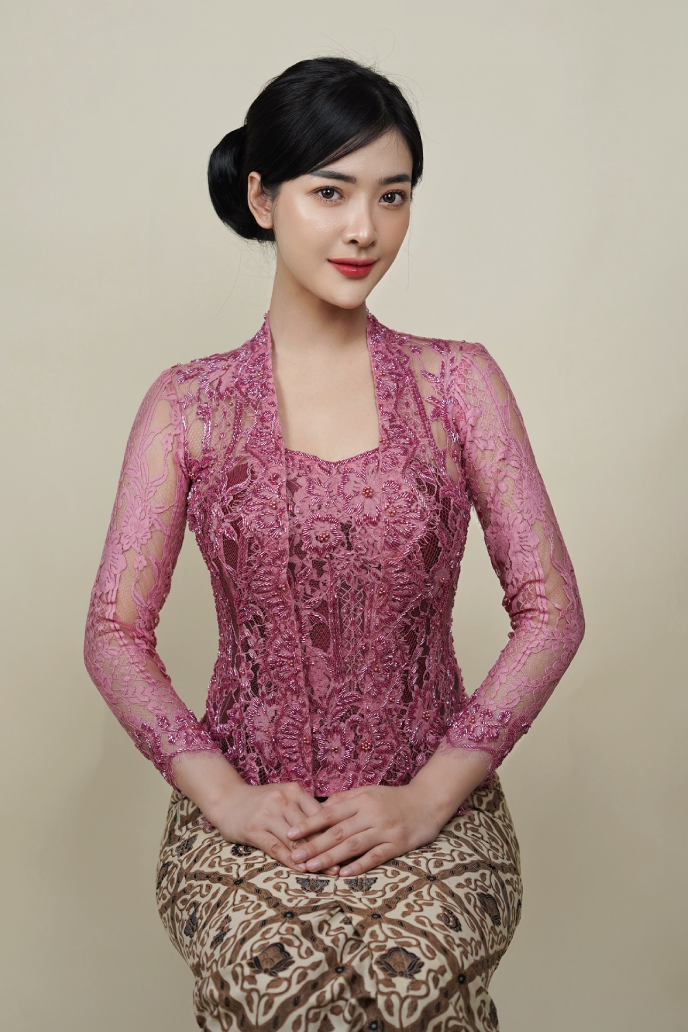 Foto Busana Kebaya Tradisional Seksi Dara Sarasvati - Dzargon