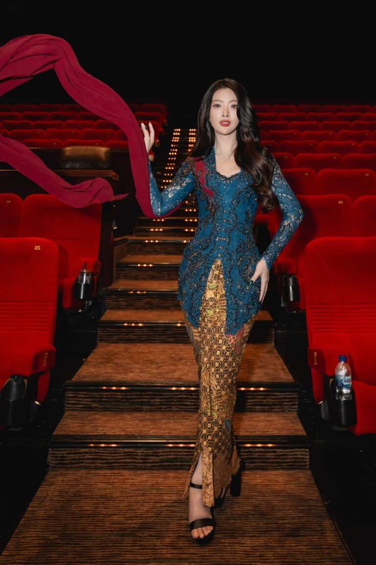 Foto Busana Kebaya Tradisional Seksi Dara Sarasvati - Dzargon